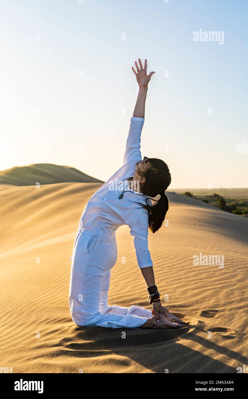 Kneel kneeling position posture hi-res stock photography and images - Alamy