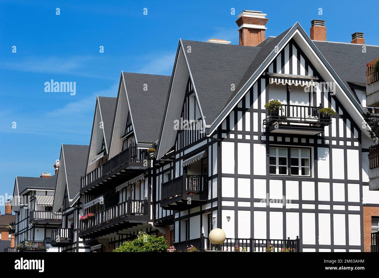 English country style building hi-res stock photography and images - Alamy