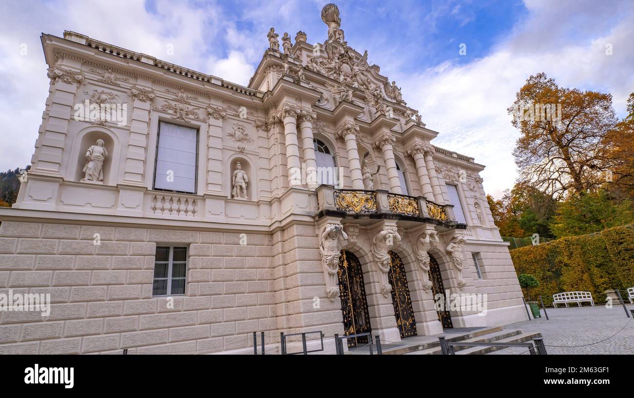 Rococo style architecture hi-res stock photography and images - Alamy