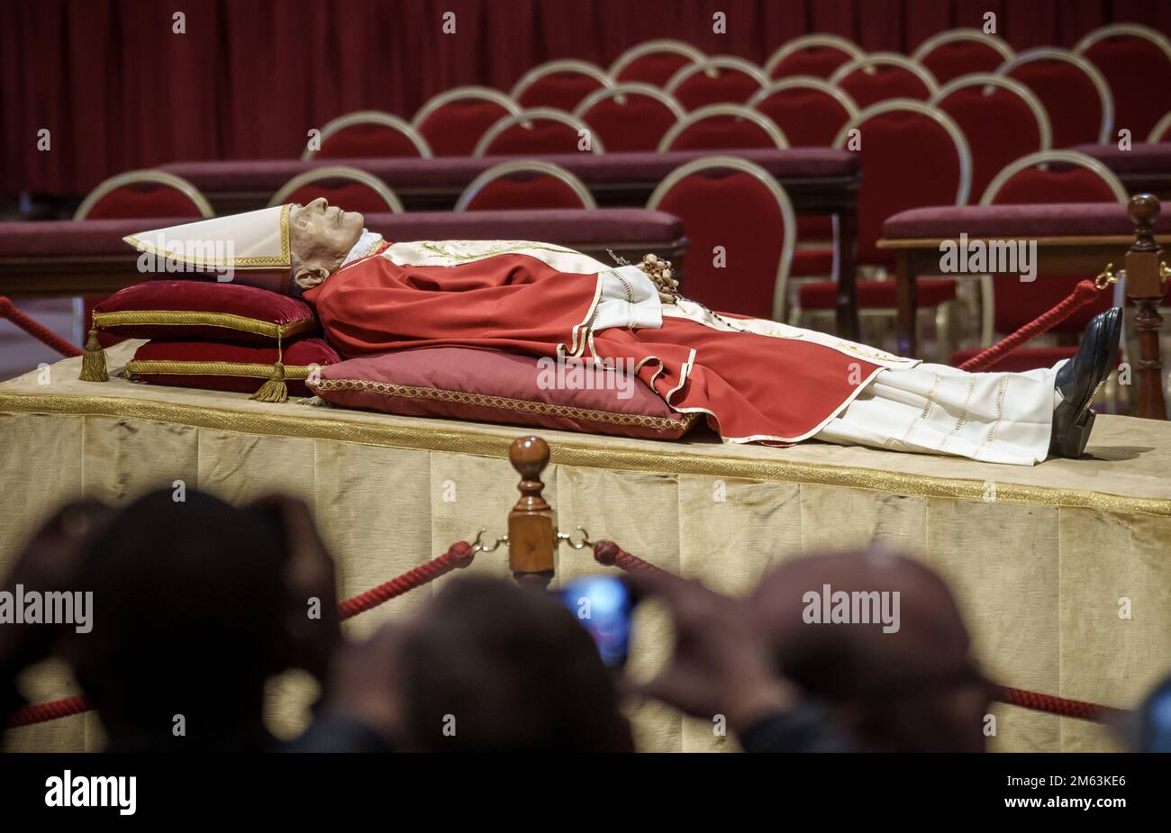 Vatican. 02nd Jan, 2023. The body of the late Pope Emeritus Benedict ...