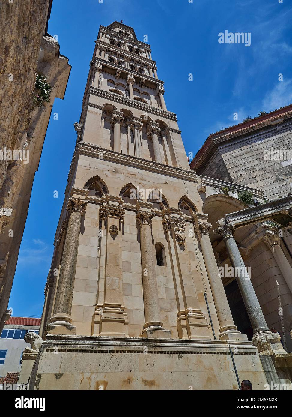 Split building hi-res stock photography and images - Alamy