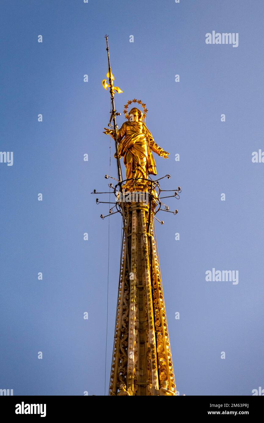 Madonna spire cathedral of milan hi-res stock photography and images ...
