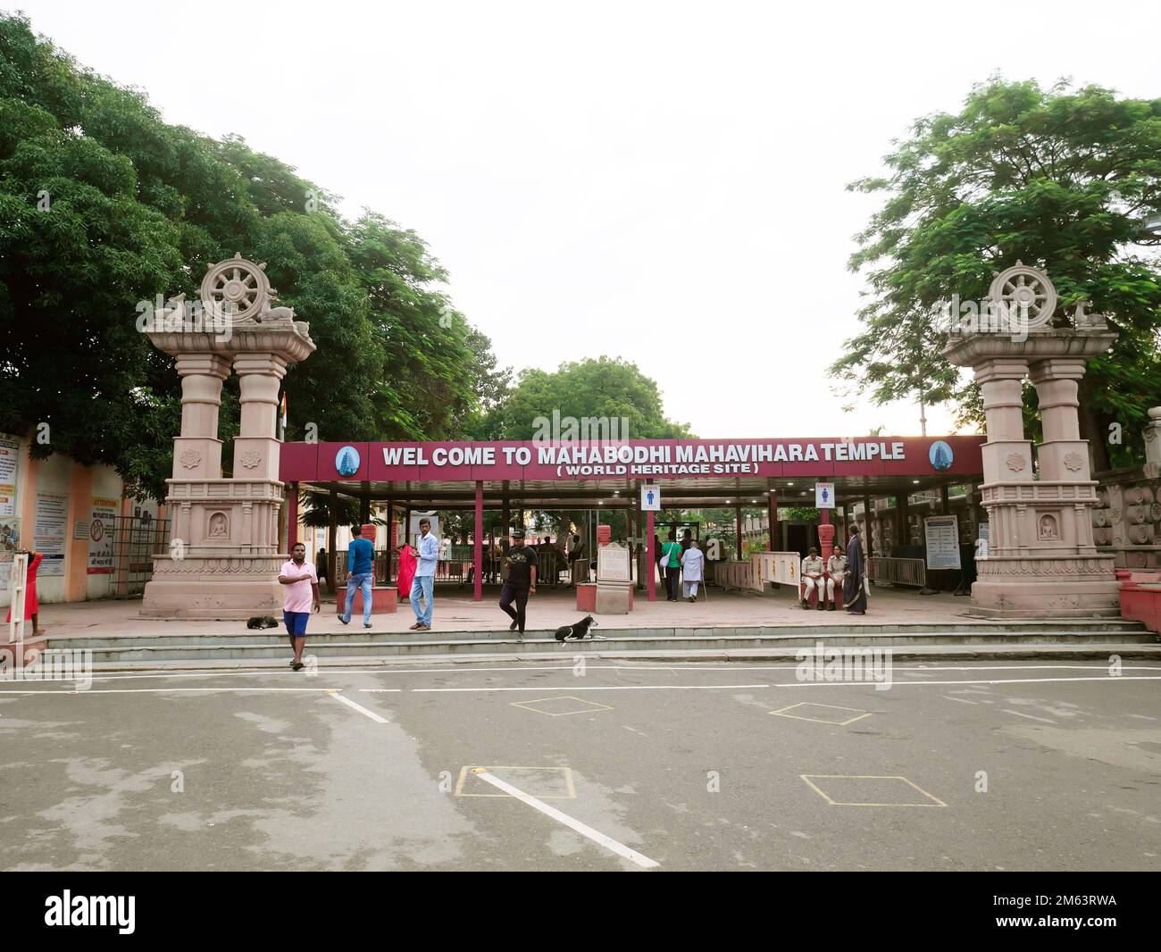MAIN ENTRANCE GATE TO THE MAHABODHI TEMPLE, BODHGAYA, BIHAR, INDIA ...