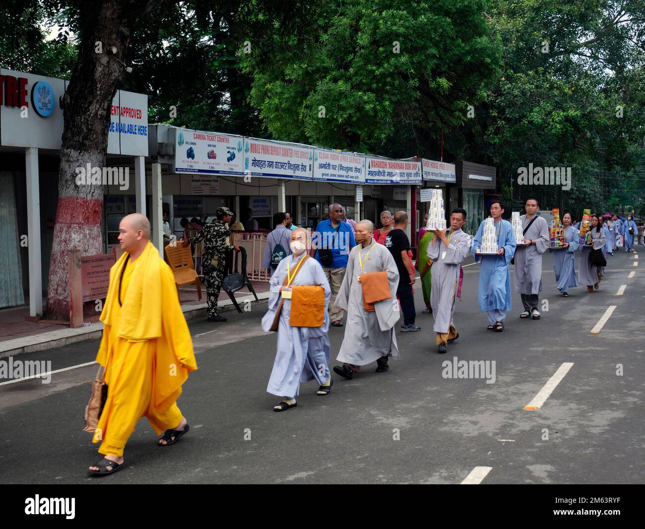 VIETNAMESE LAY PEOPLE COMING WITH OFFERINGS TO THE BUDDHA, MAHABODHI ...