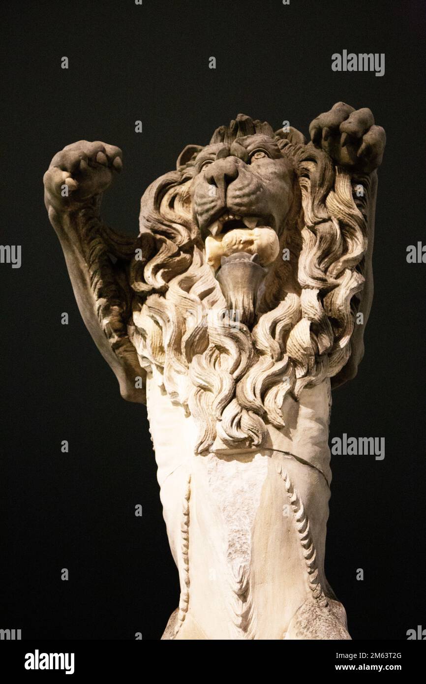 Lion statue in Piazza della Signoria Florence Stock Photo - Alamy