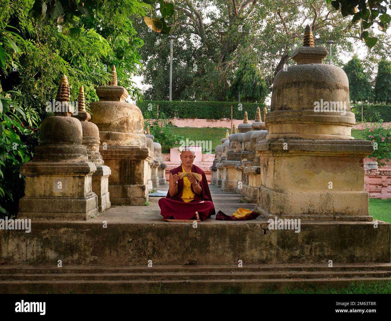 TIBETAN MONK CHANTING SCRIPTURES INSIDE THE MAHABODHI TEMPLE COMPLEX ...