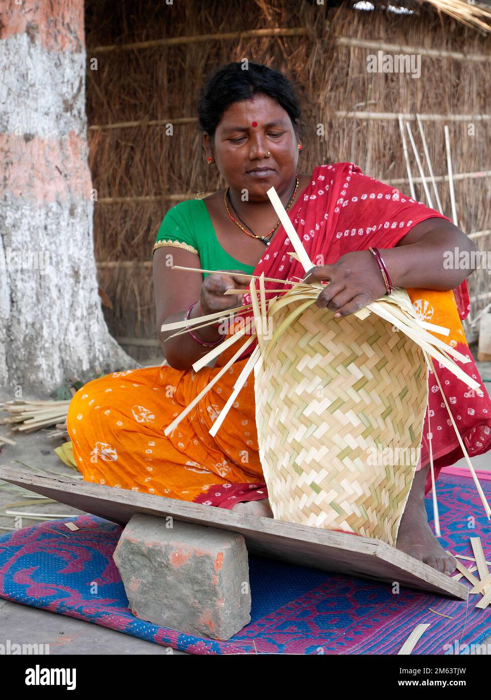 LADY WEAVING A BAMBOO BASKET IN VAISHALI, BIHAR, INDIA, ASIA Stock ...