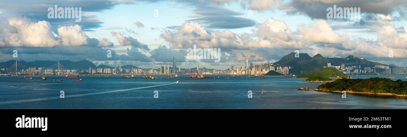 Hi-resolution panorama of the city skyline of Hong Kong Island and ...