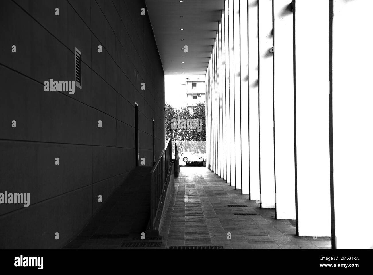 Exterior wall modern commercial Black and White Stock Photos & Images ...