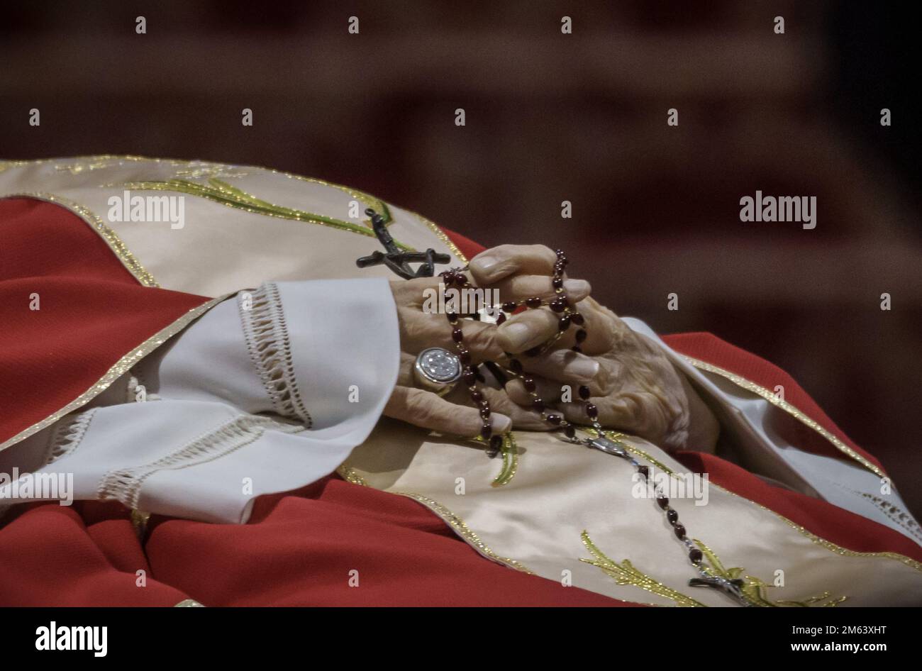 , Vatican. 02nd Jan, 2023. The body of Pope Emeritus Benedict XVI is ...