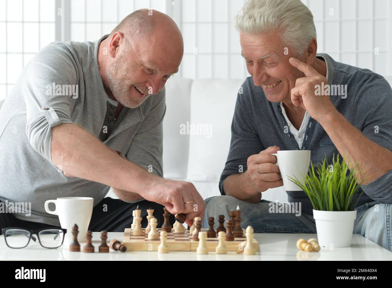 Two old men playing chess hi-res stock photography and images - Alamy