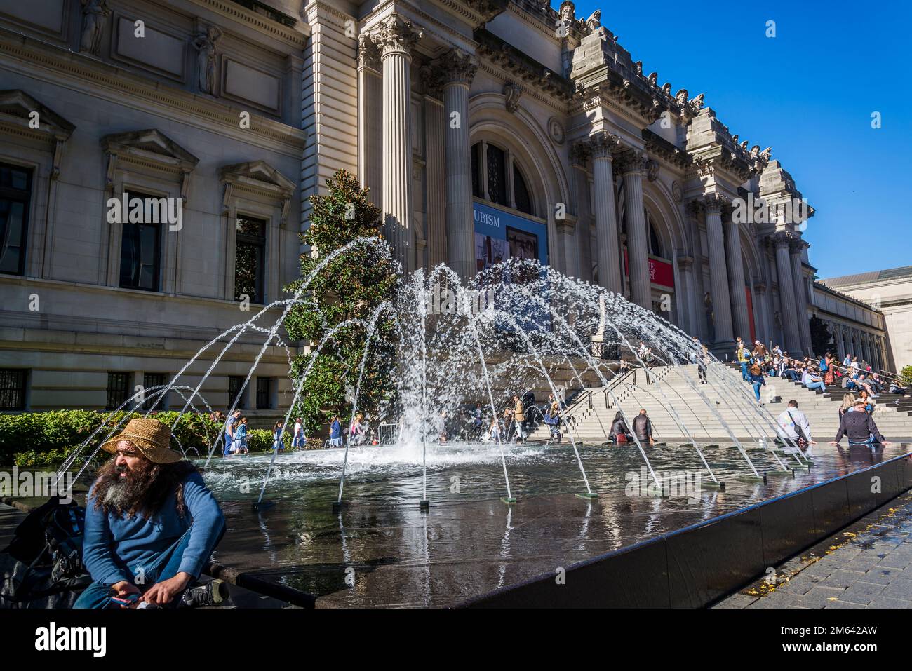 Fountain outside metropolitan museum art hi-res stock photography and ...