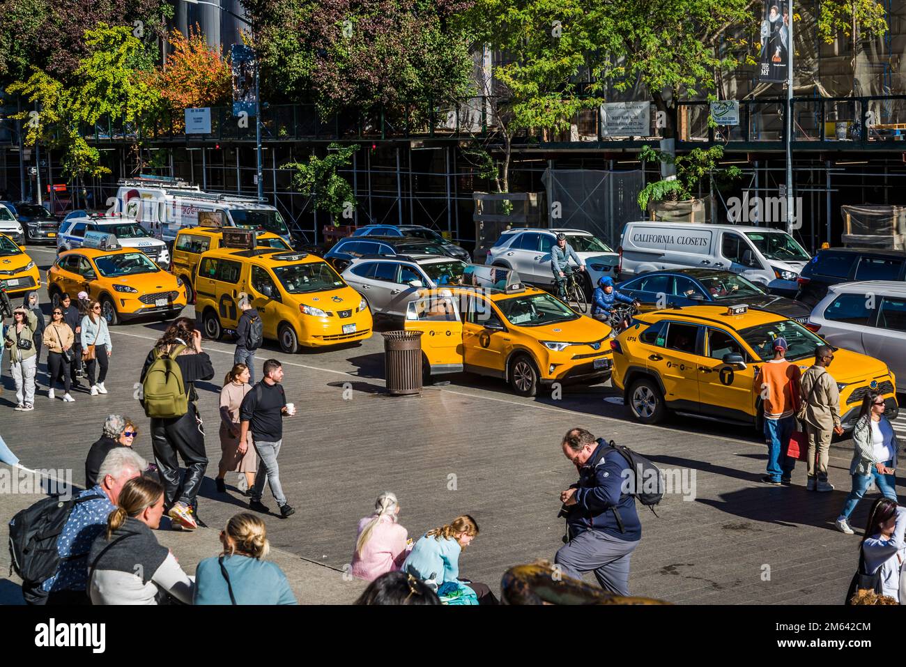 NYC yellow taxis in front of the Met museum, New York City, USA Stock ...
