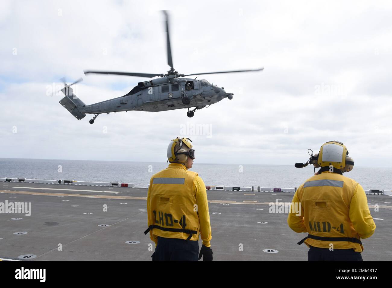 220330-N-XN177-1034 PACIFIC OCEAN (March 30, 2022) – An MH-60S Seahawk ...