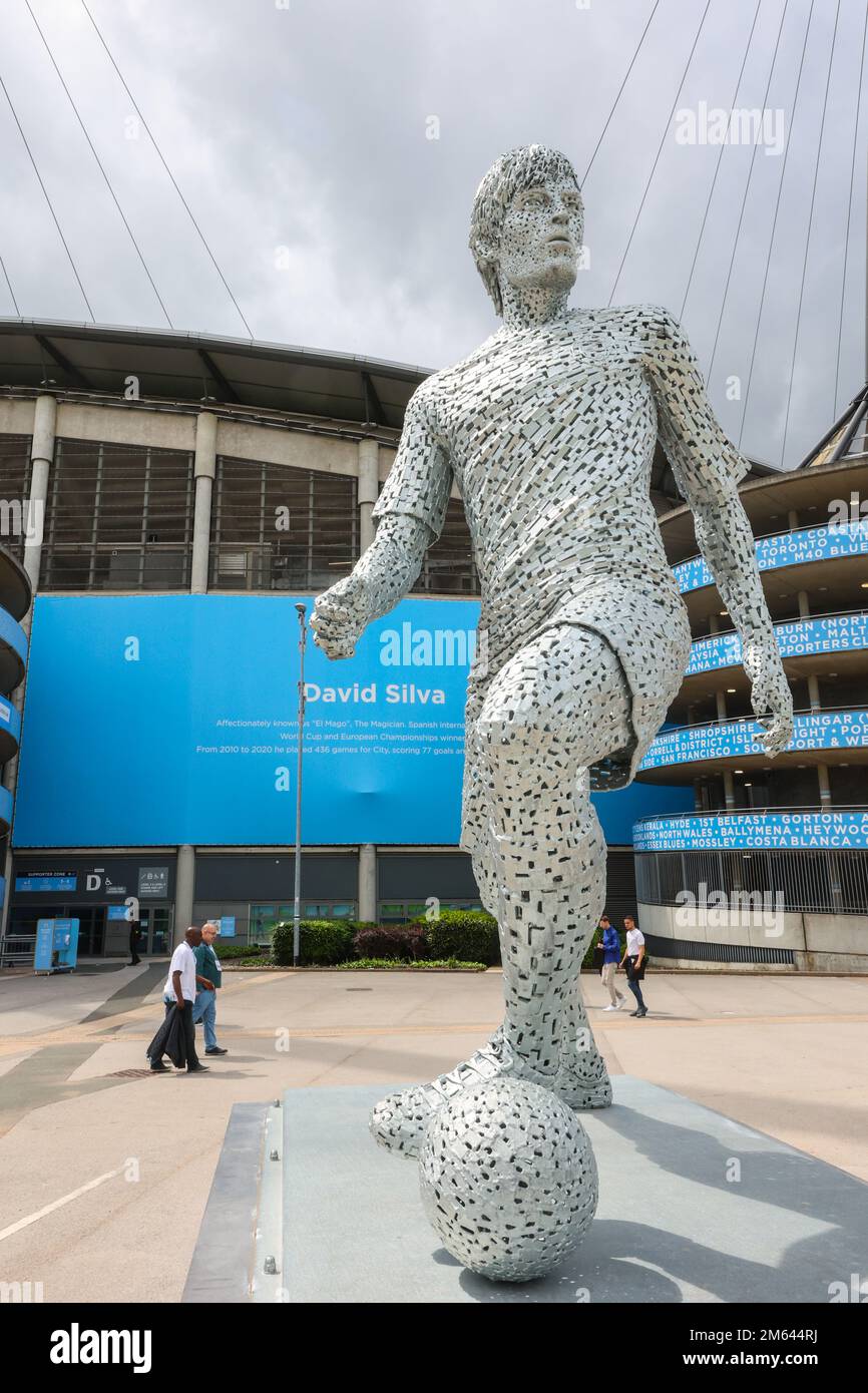 Manchester city football statue hi-res stock photography and images - Alamy