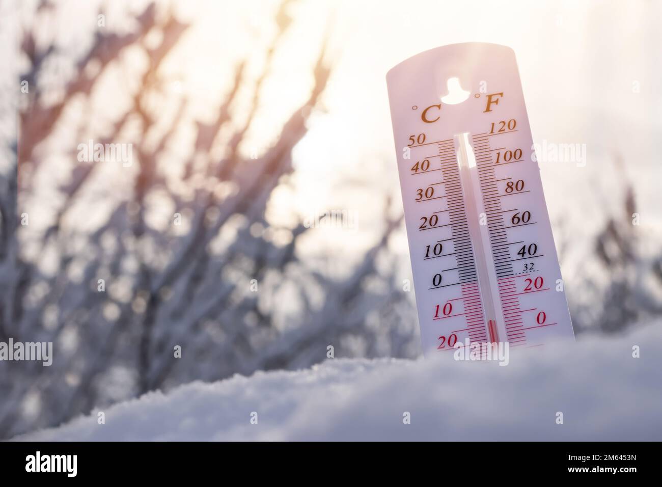 Negative temperature thermometer hi-res stock photography and images ...