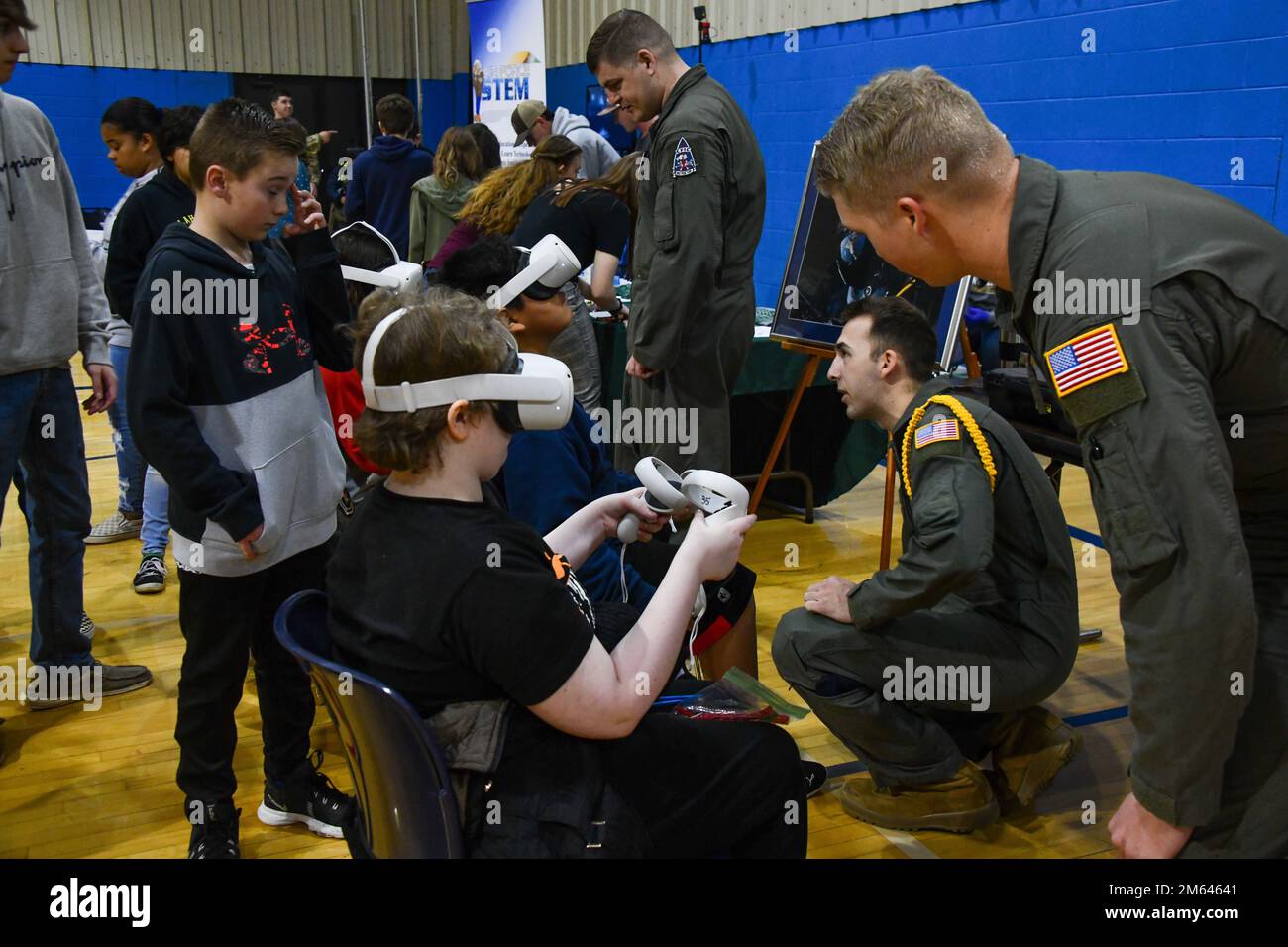 Students from Altus Junior High School use a virtual reality (VR ...