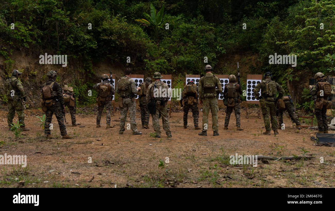 Members of the Philippine Navy Special Operations Group, U.S. Navy ...