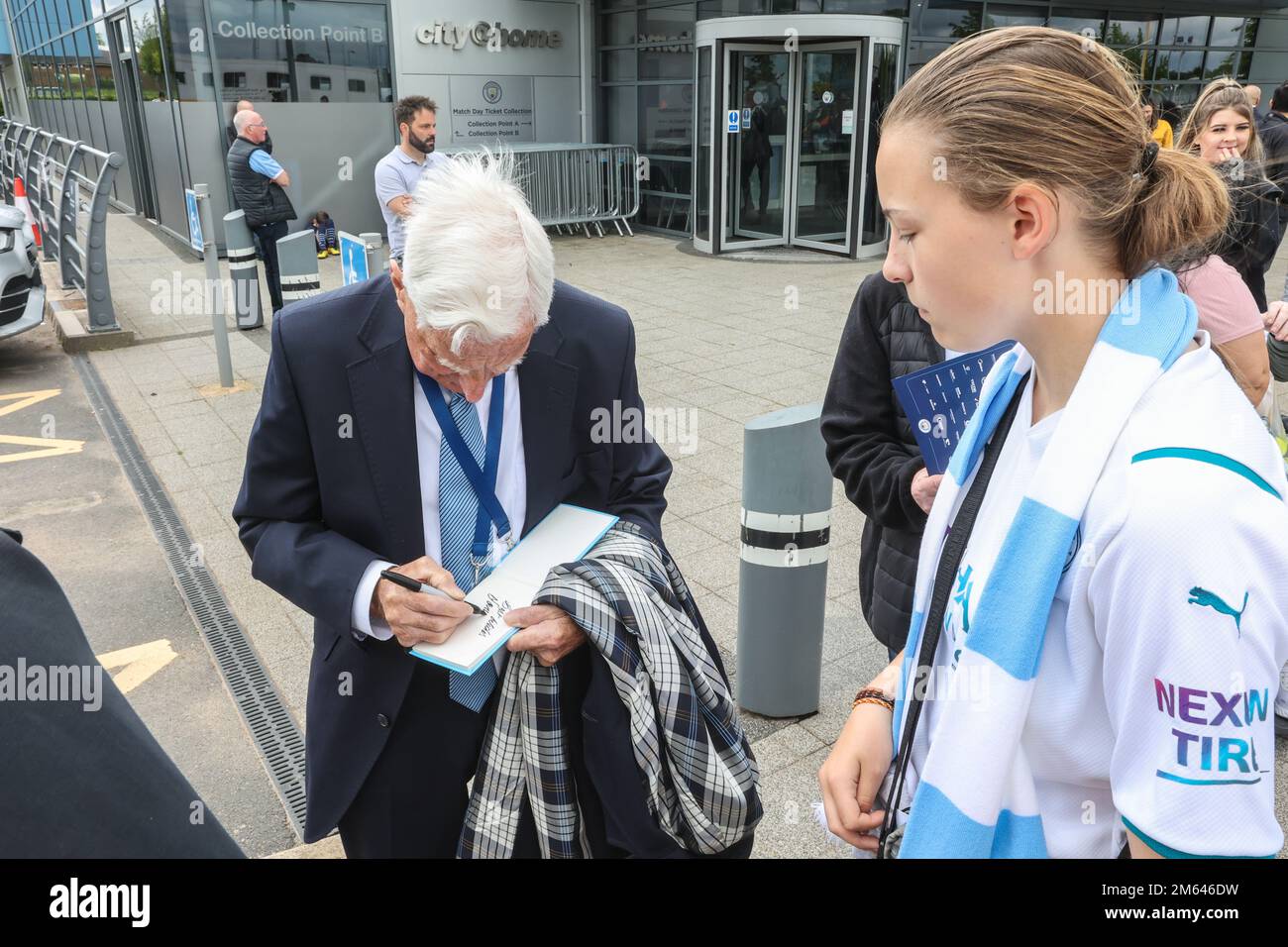 Manchester city football club sign hi-res stock photography and images ...