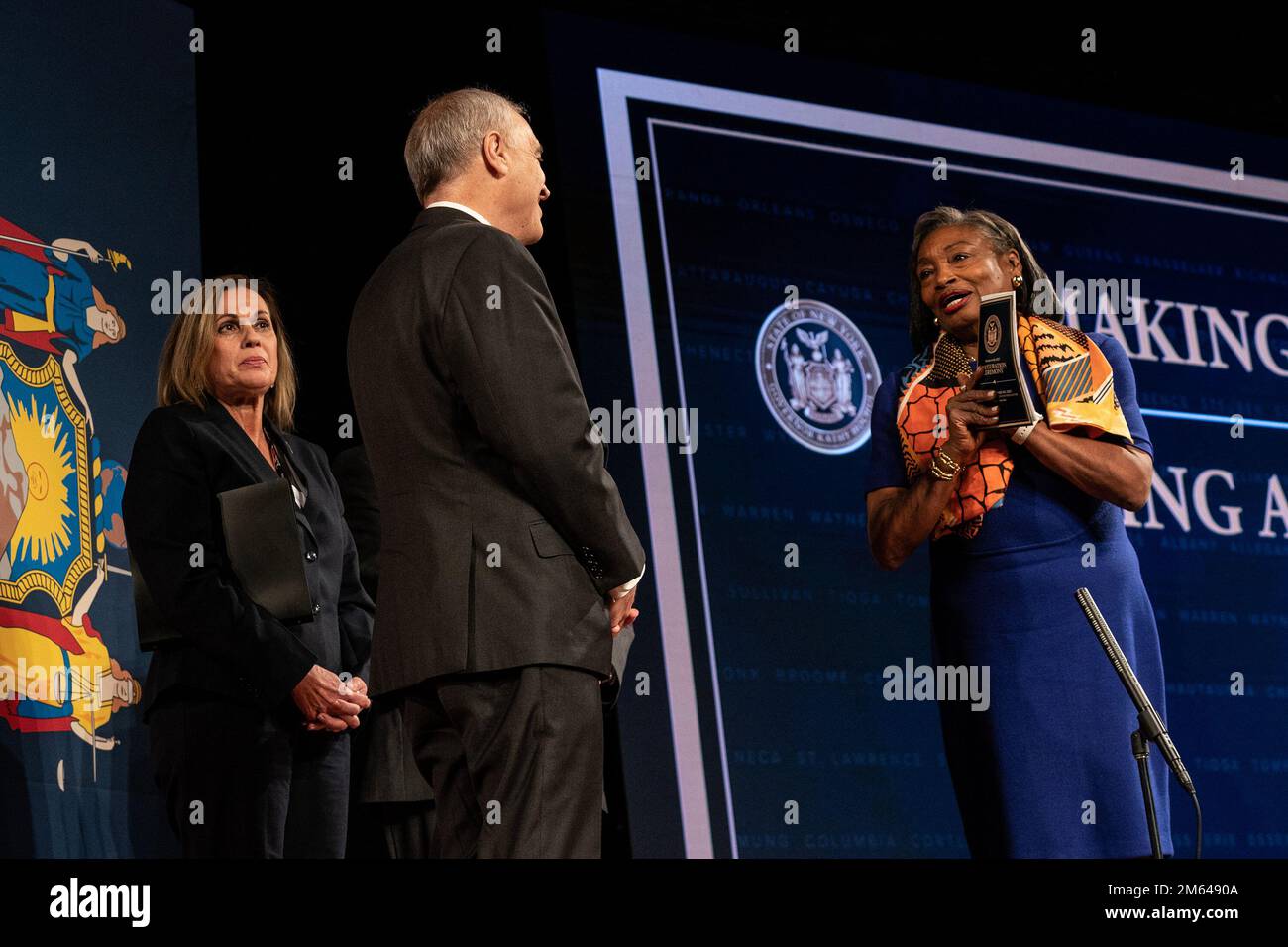 Albany, New York, USA. 1st Jan, 2023. Thomas DiNapoli sworn as State ...