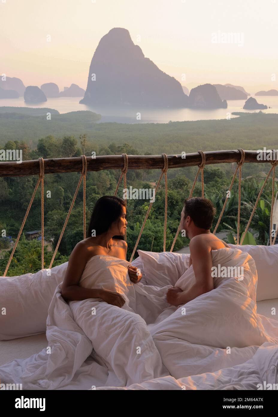 Honeymoon bed hi-res stock photography and images - Alamy