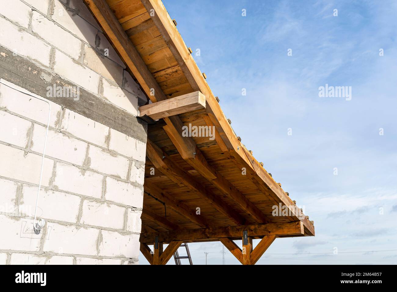 The edge of the roof connected to the terrace is completely covered ...