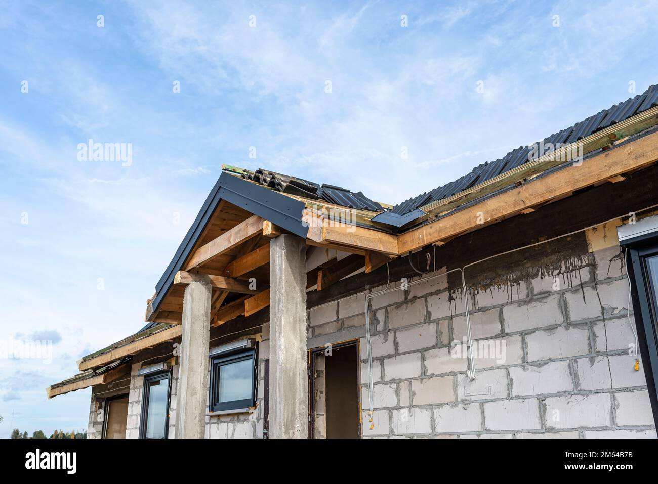 Ceramic tiles laid in packages on the roof on battens, visible concrete ...