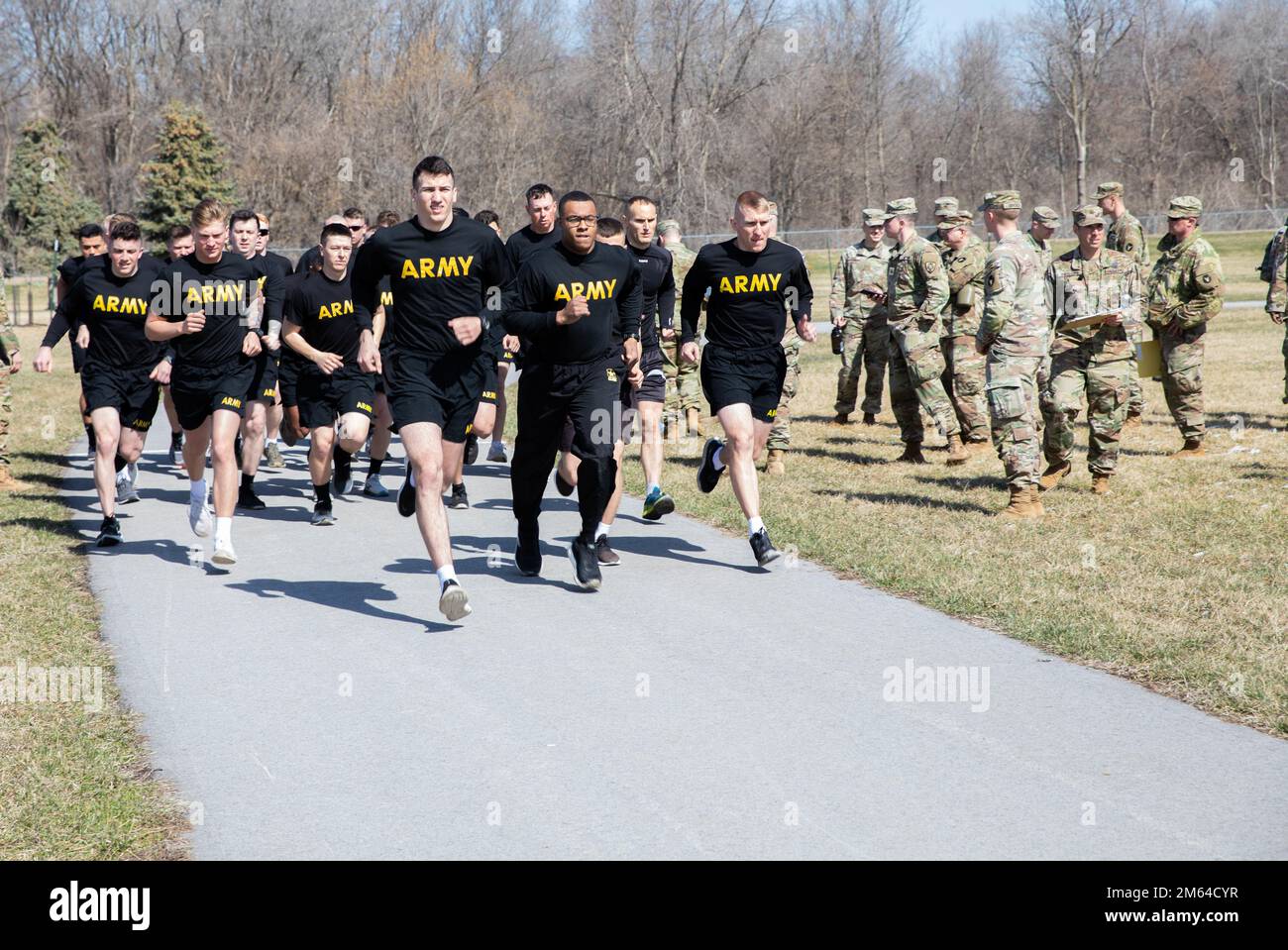 Iowa Army National Guard Soldiers begin the run event while competing ...