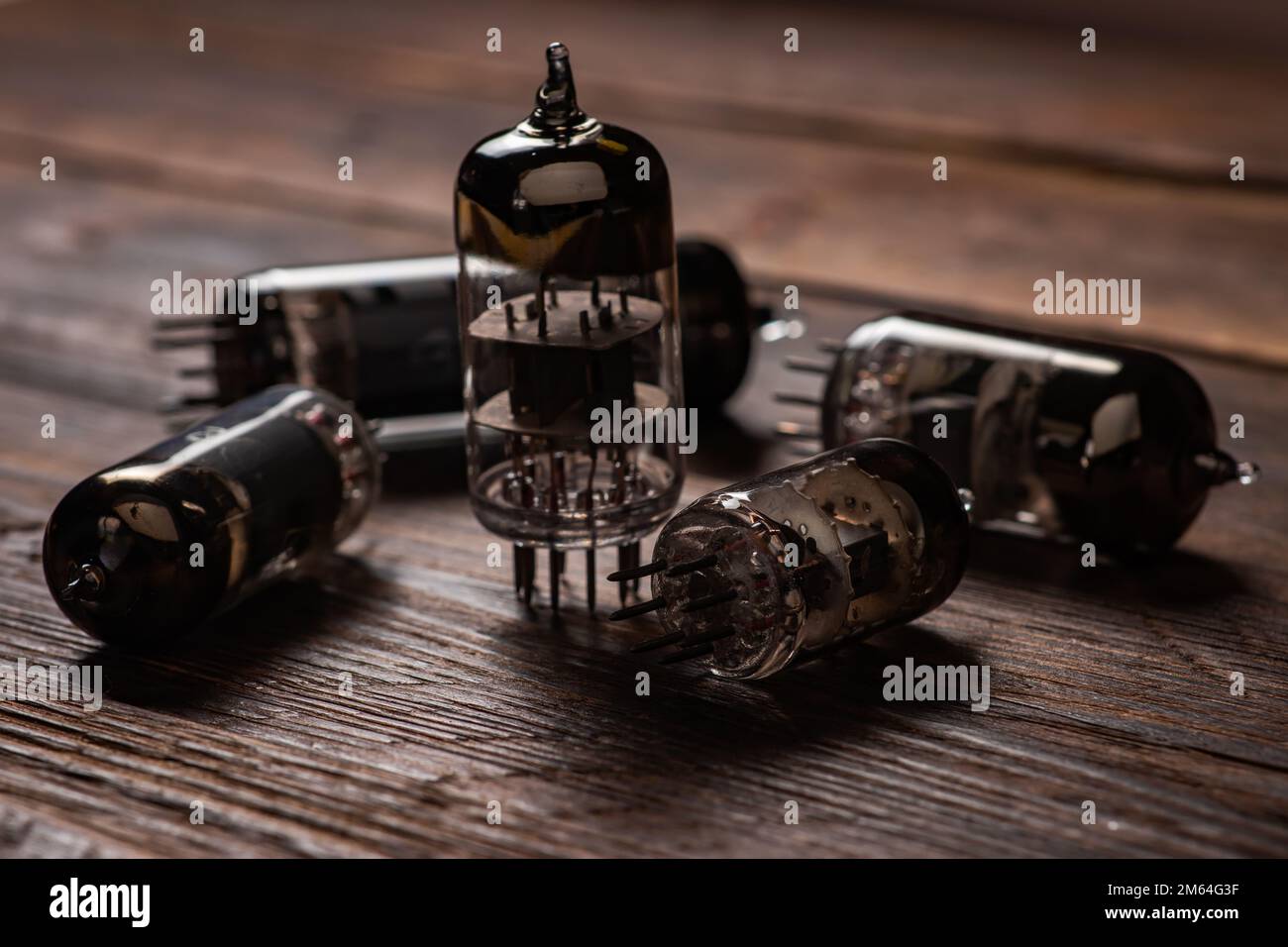 Vintage vacuum tube radio hi-res stock photography and images - Alamy