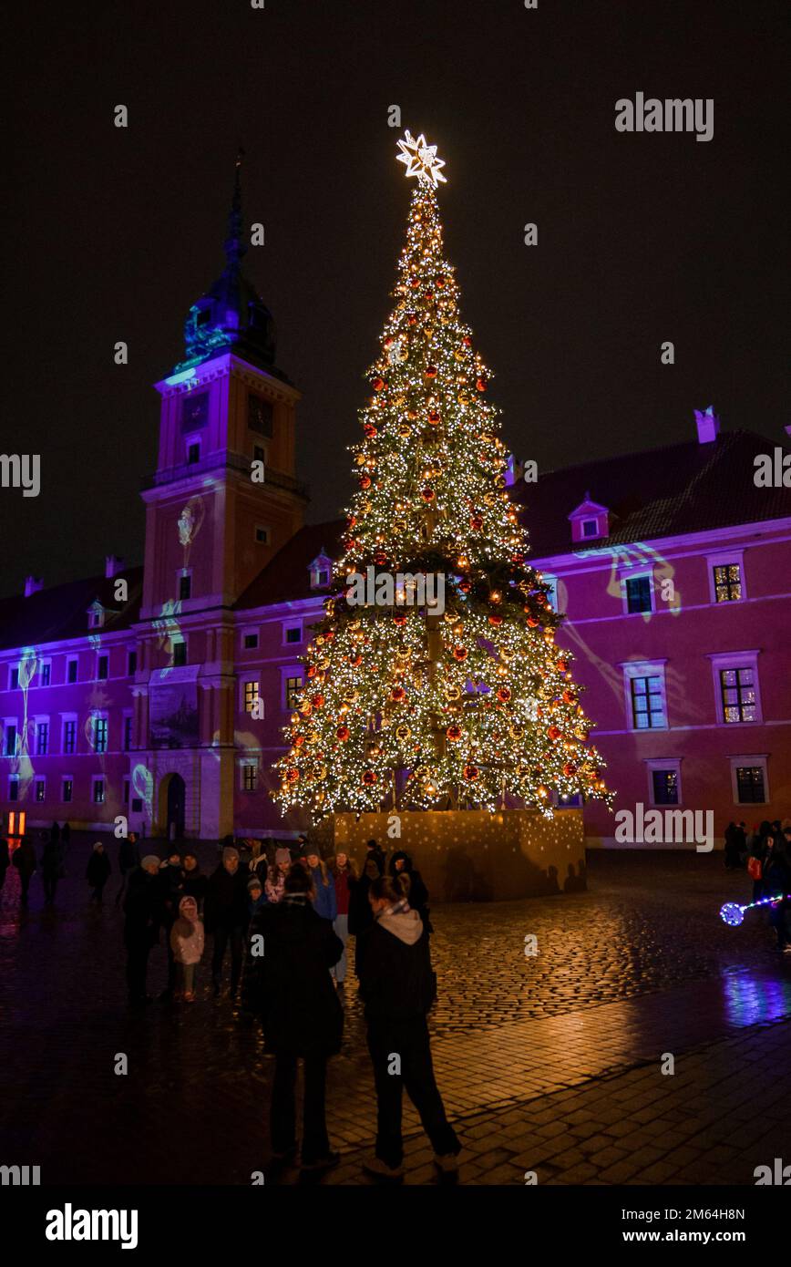 Large outdoor christmas tree hi-res stock photography and images - Alamy