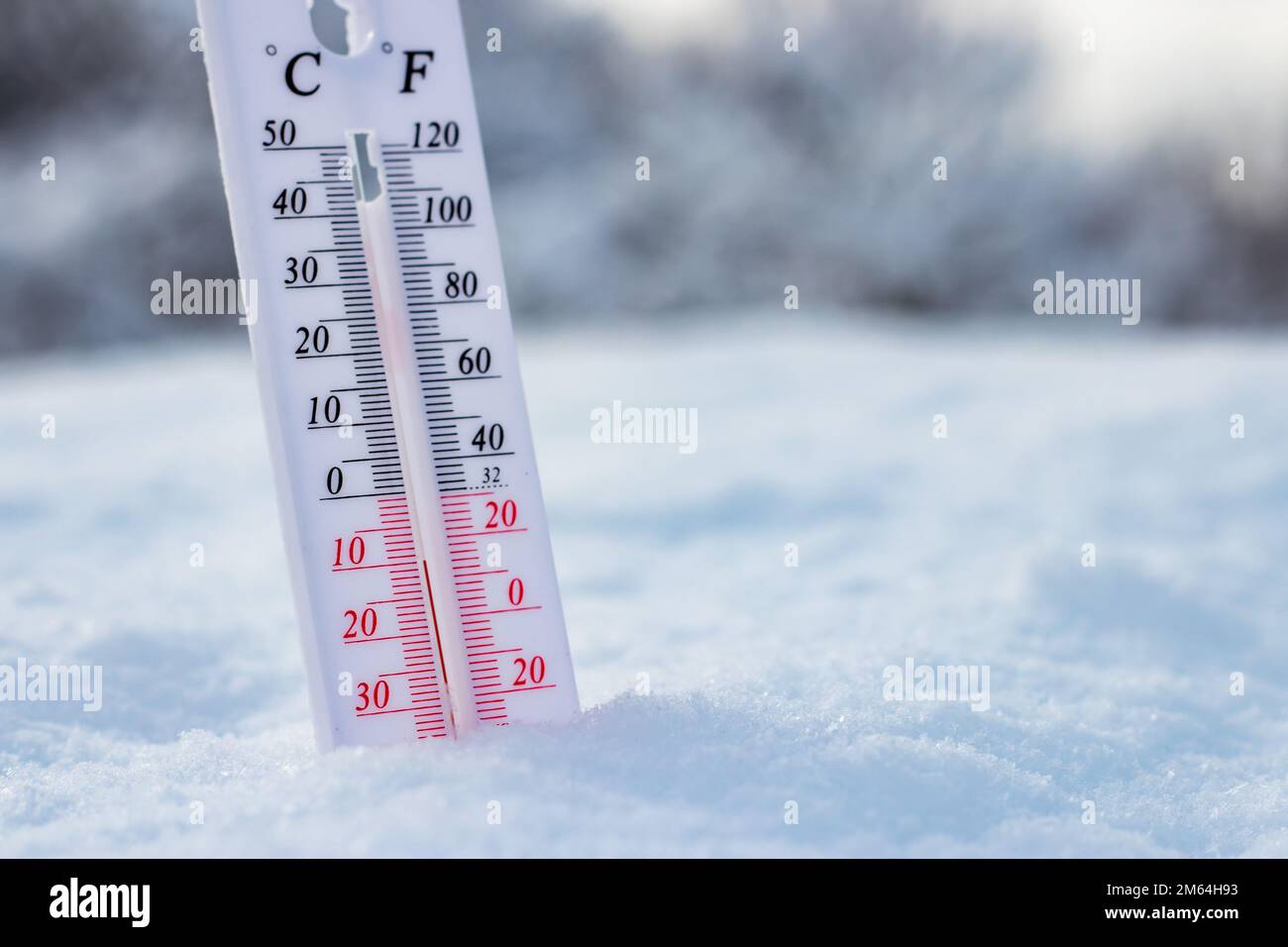 Low temperature thermometer in the snow in Celsius or Fahrenheit Stock ...