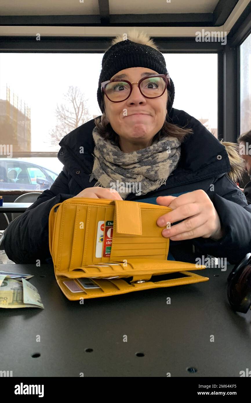 Woman problem shopping hi-res stock photography and images - Alamy