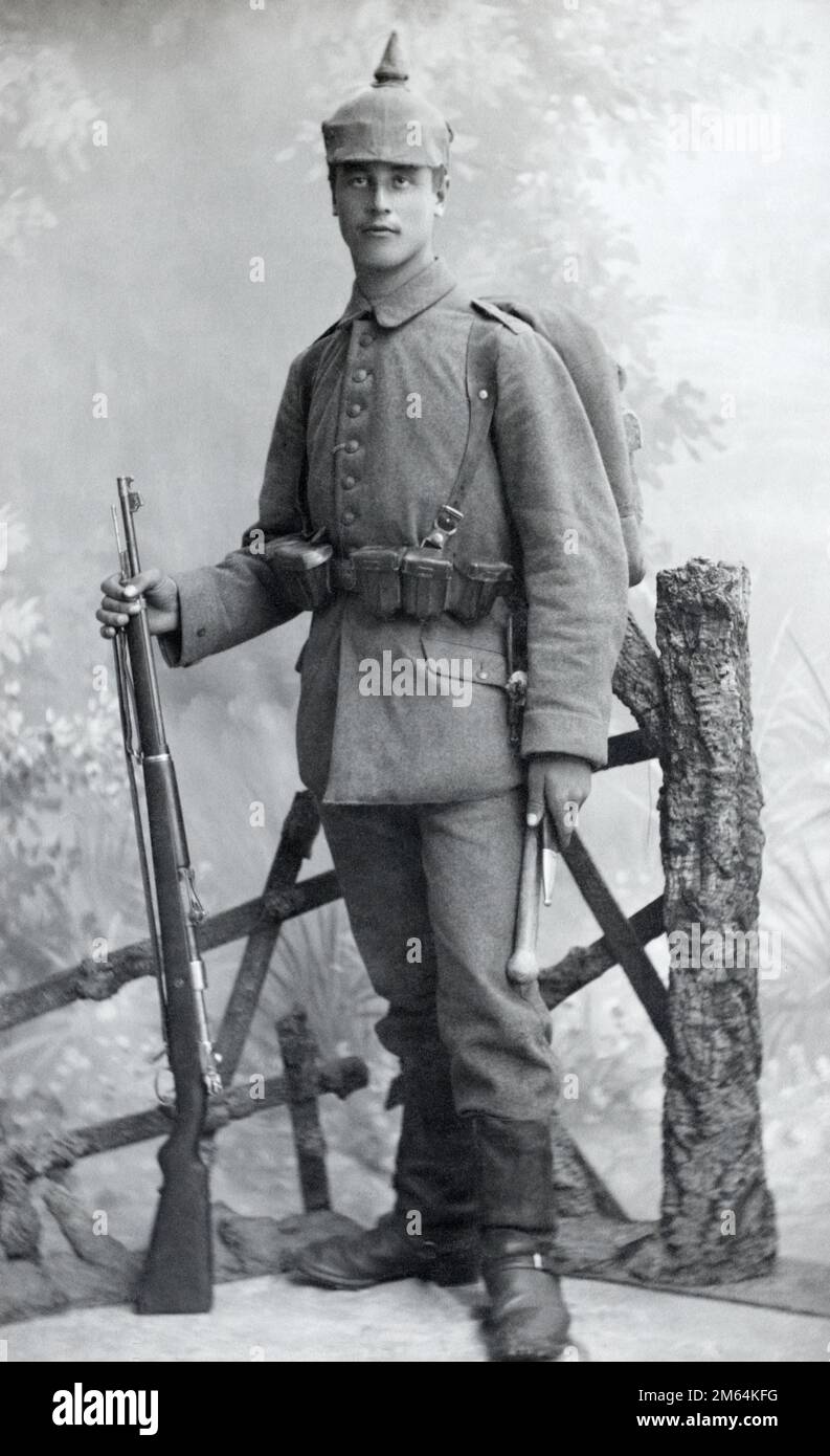 A First World War German infantry soldier with pack and rifle Stock ...