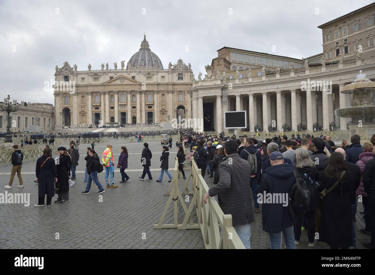 Vatican City, Vatican City. 02nd Jan, 2023. Mourners wait in line to ...