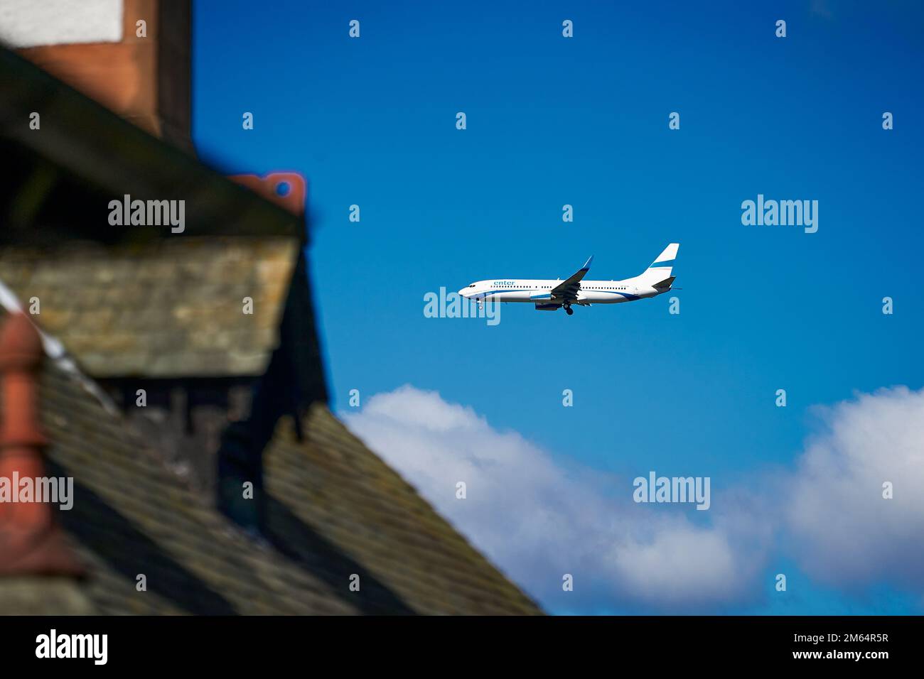 Plane over rooftops hi-res stock photography and images - Alamy