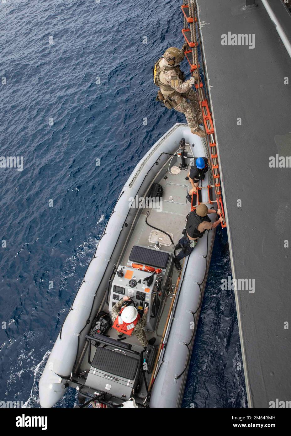 220401-N-TI693-1344 ATLANTIC OCEAN (April 4, 2022) - U.S. service ...