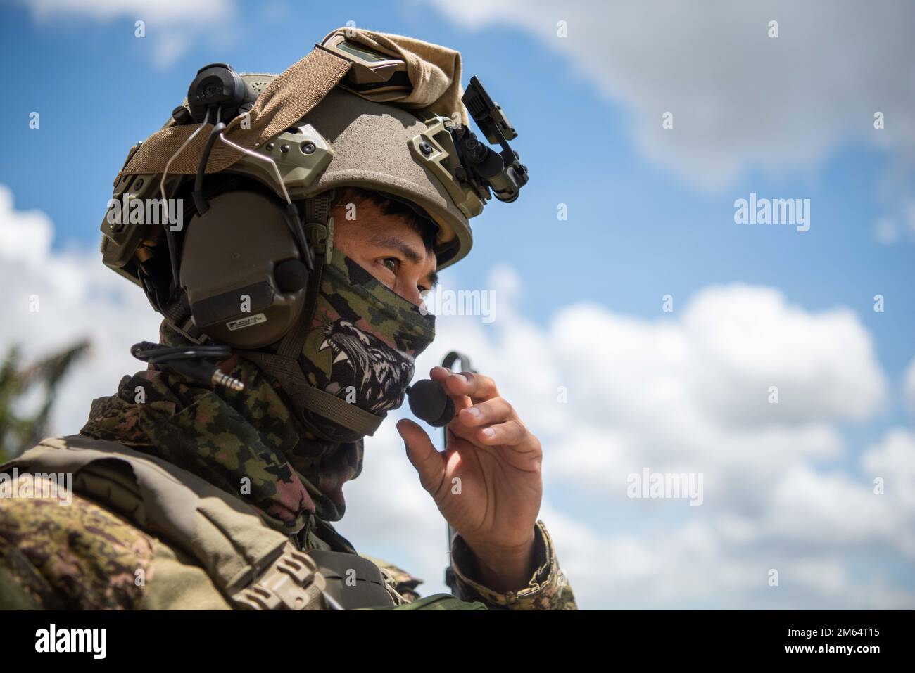 A Philippine Air Force combat air controller with the 710th Special ...
