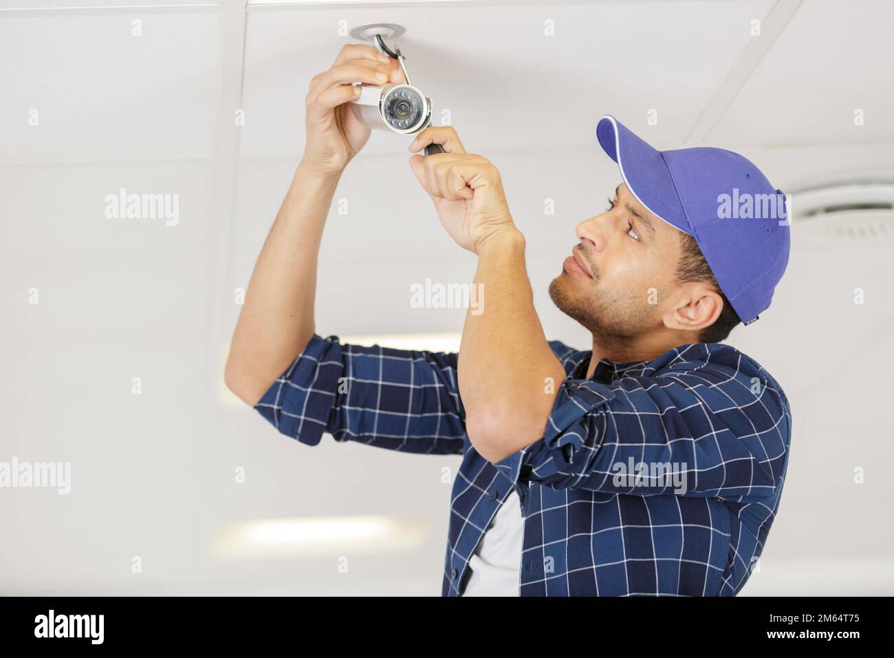 Installing surveillance camera hi-res stock photography and images - Alamy