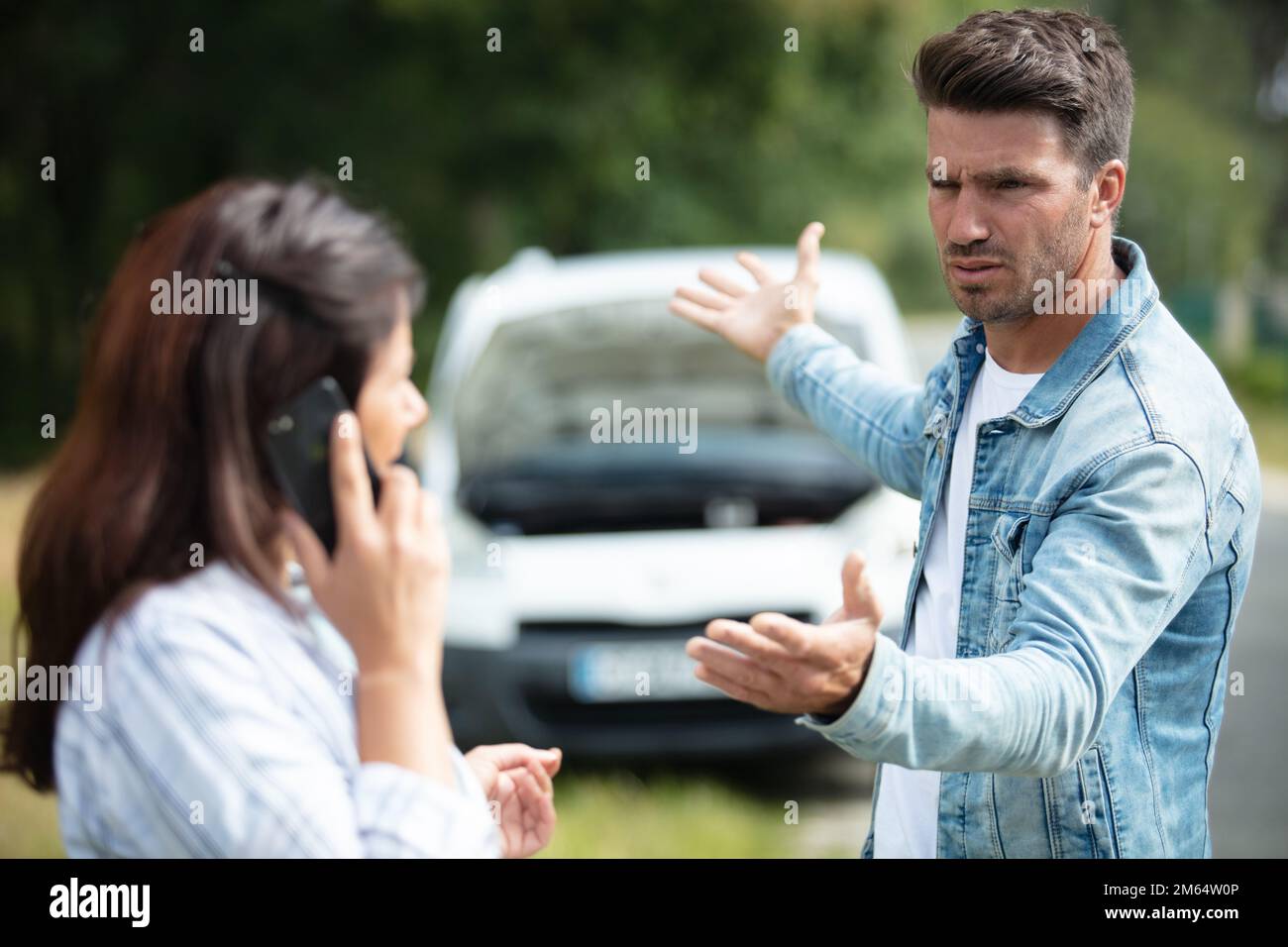 couple argue while trying to fix their broken down car Stock Photo - Alamy