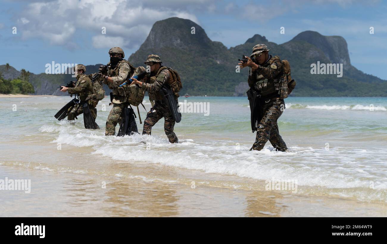 Members of the Philippine Navy Special Operations Group, U.S. Navy SEAL ...