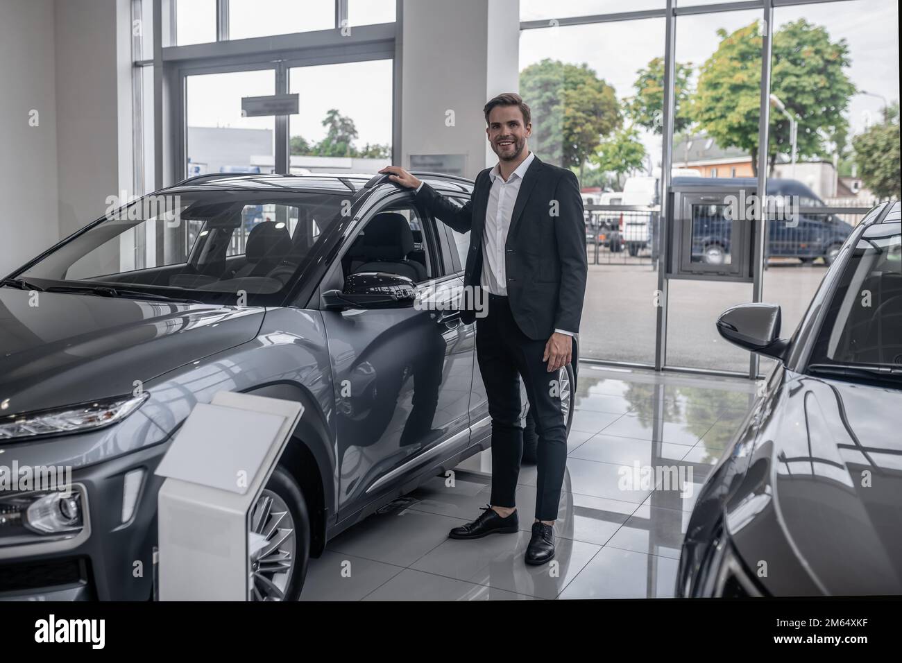Salesperson presenting hi-res stock photography and images - Alamy