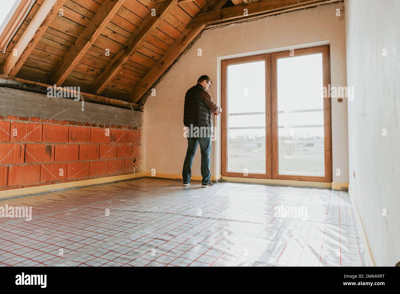 Builder measuring wall with tape Stock Photo - Alamy