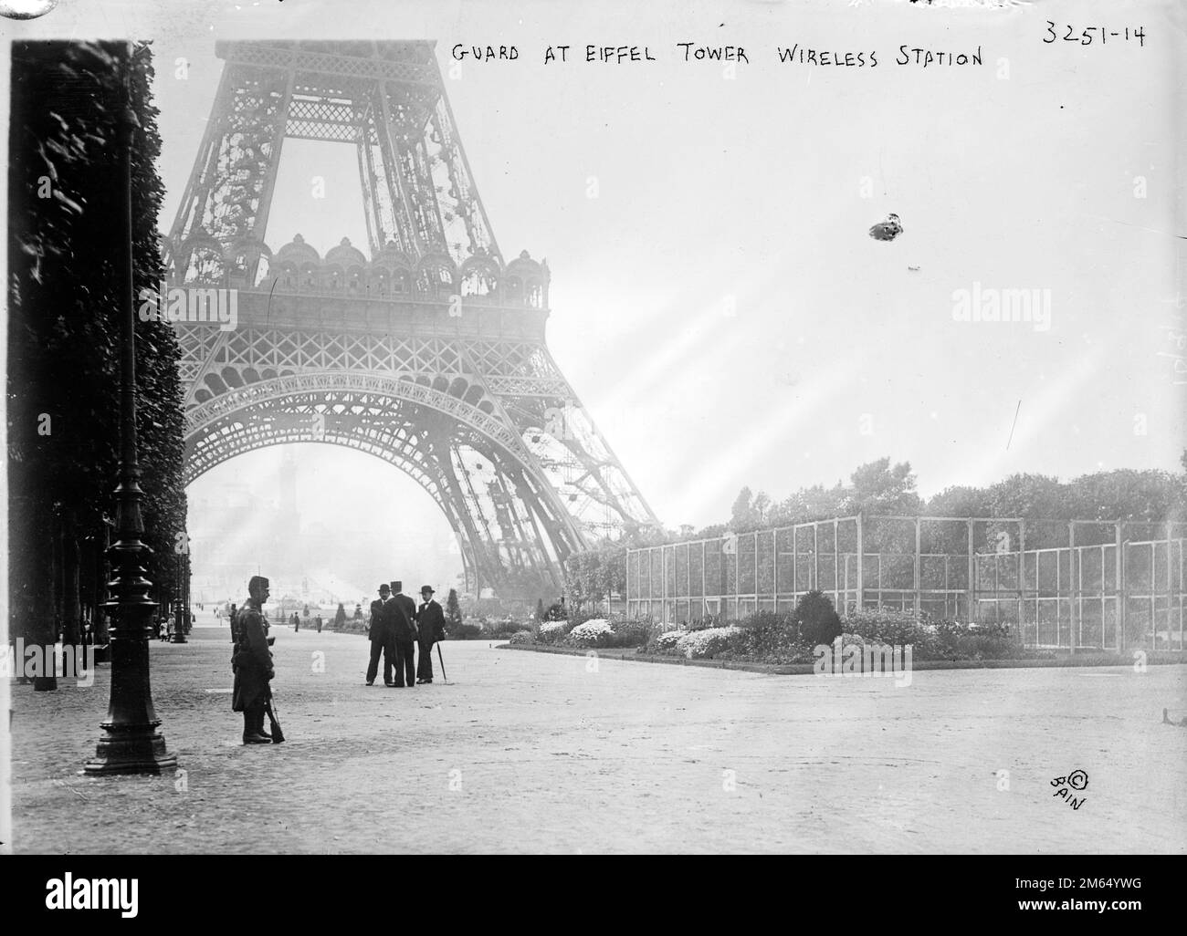 A guard at the Eiffel Tower, in Paris, France during World War I - Bain ...