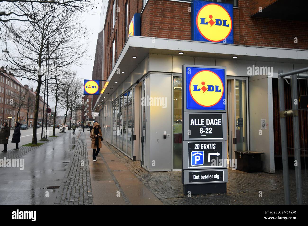 Lidl groceery store hi-res stock photography and images - Alamy