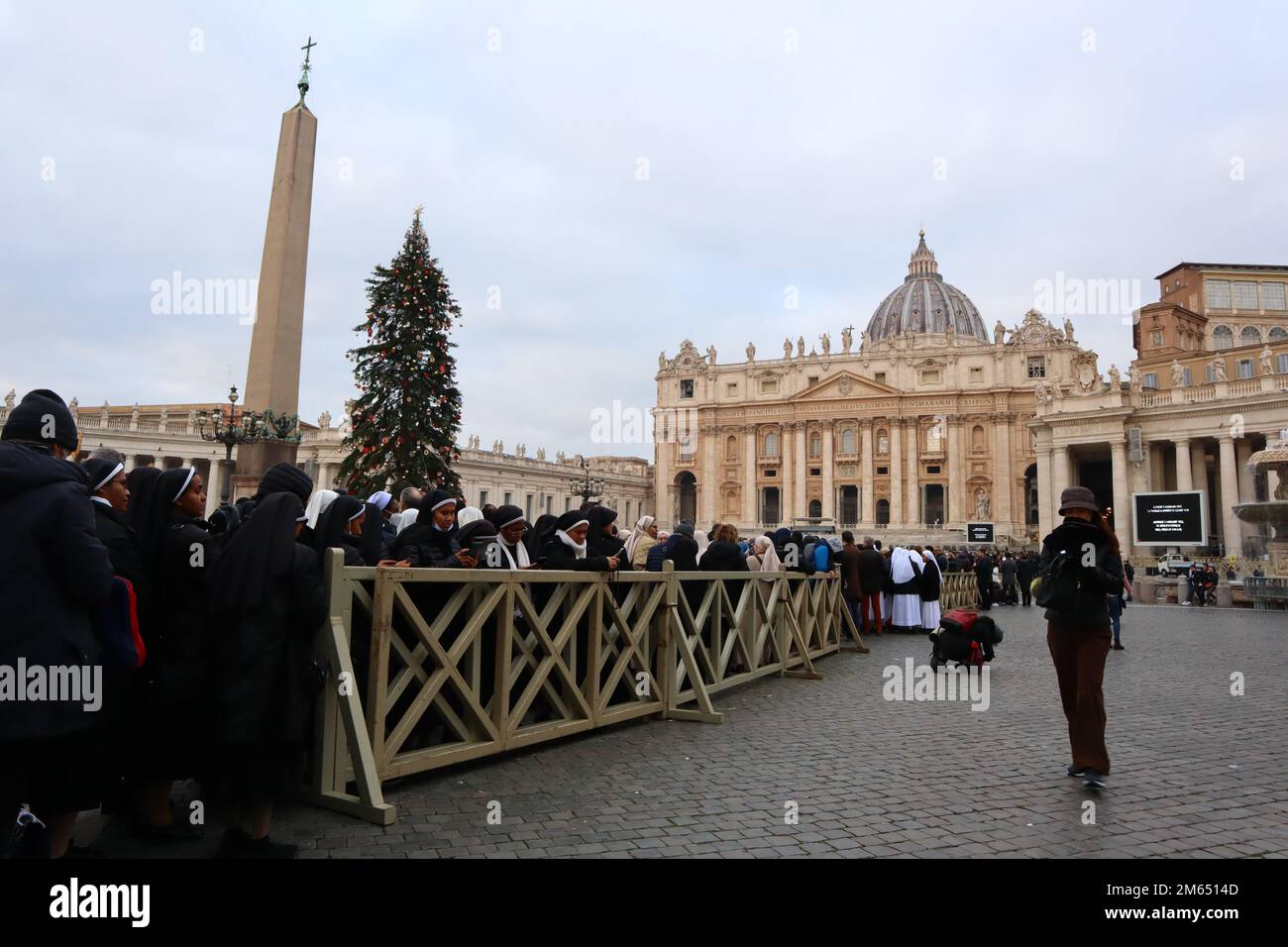 Vatican City, Holy See, 2nd Jan, 2023. Queue of people waiting to enter ...