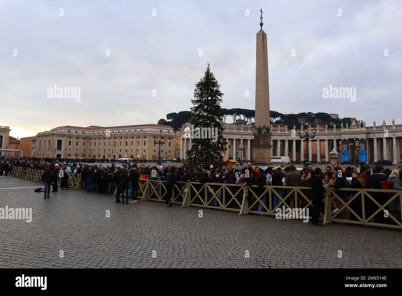Vatican City, Holy See, 2nd Jan, 2023. Queue of people waiting to enter ...