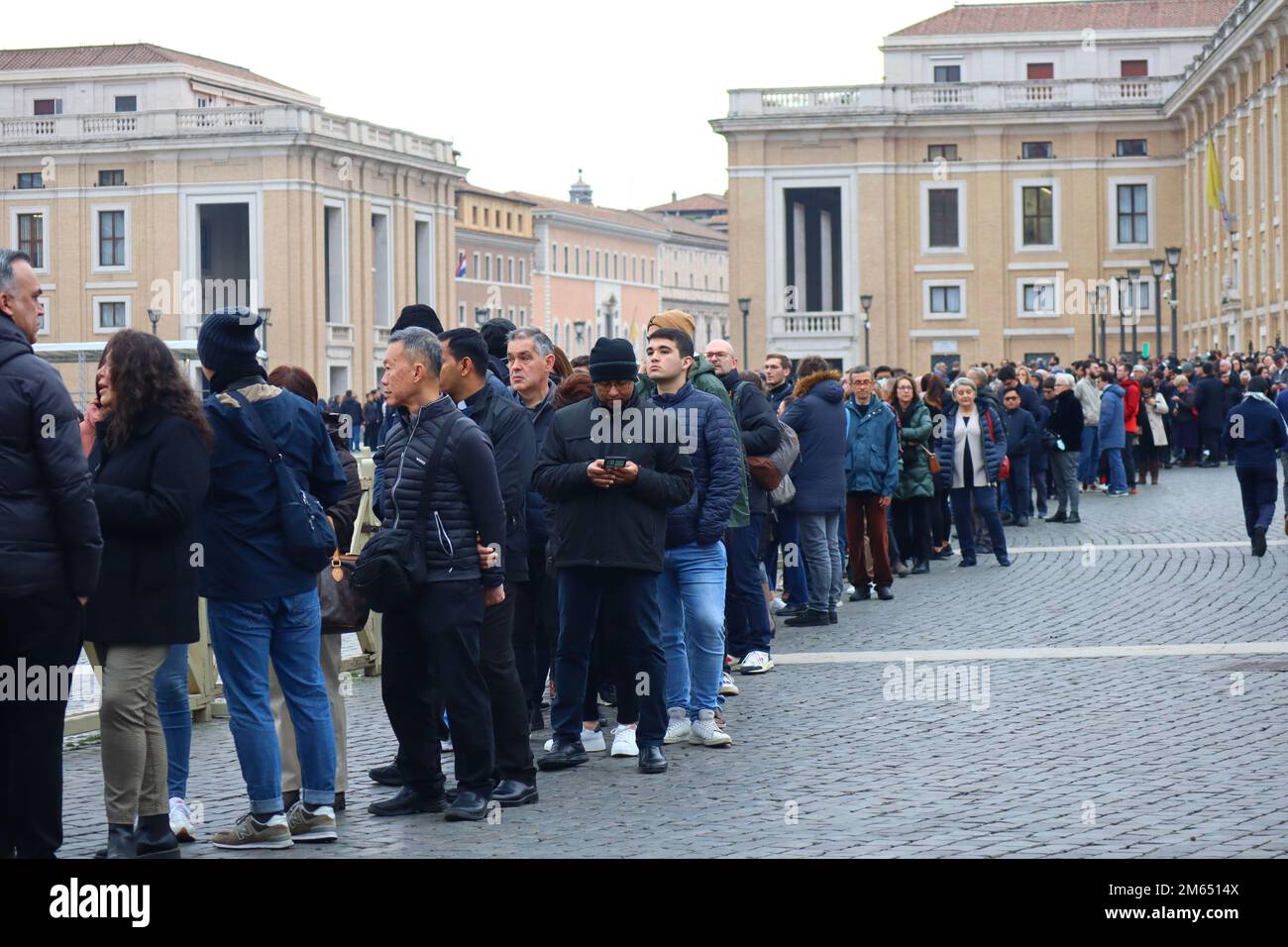 Vatican City, Holy See, 2nd Jan, 2023. Queue of people waiting to enter ...