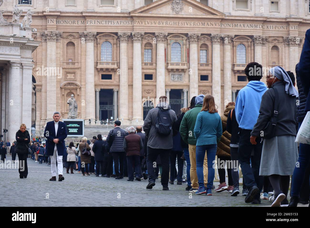 Vatican City, Holy See, 2nd Jan, 2023. Queue of people waiting to enter ...