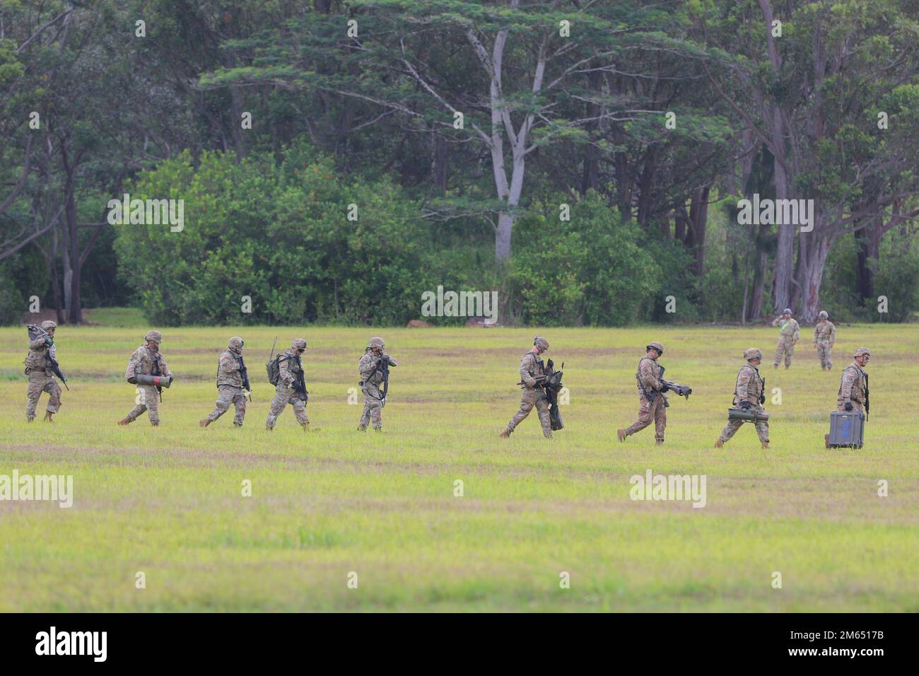 Hawaii Army National Guard Soldiers assigned to Bravo Battery, 1st ...