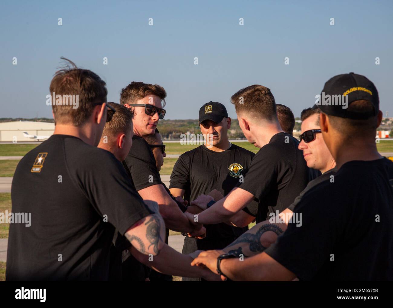 Parachutists from the U.S. Army Parachute Team, the Golden Knights ...